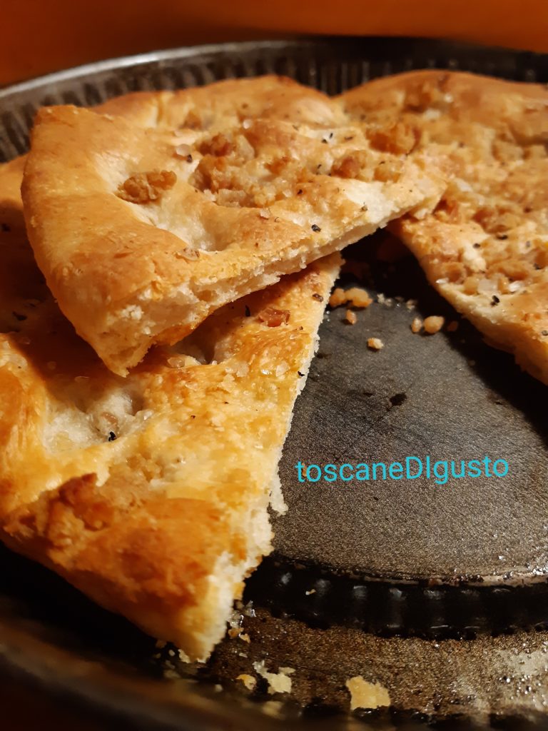 Schiacciata con i frizzoli o ciccioli - Toscane DI Gusto