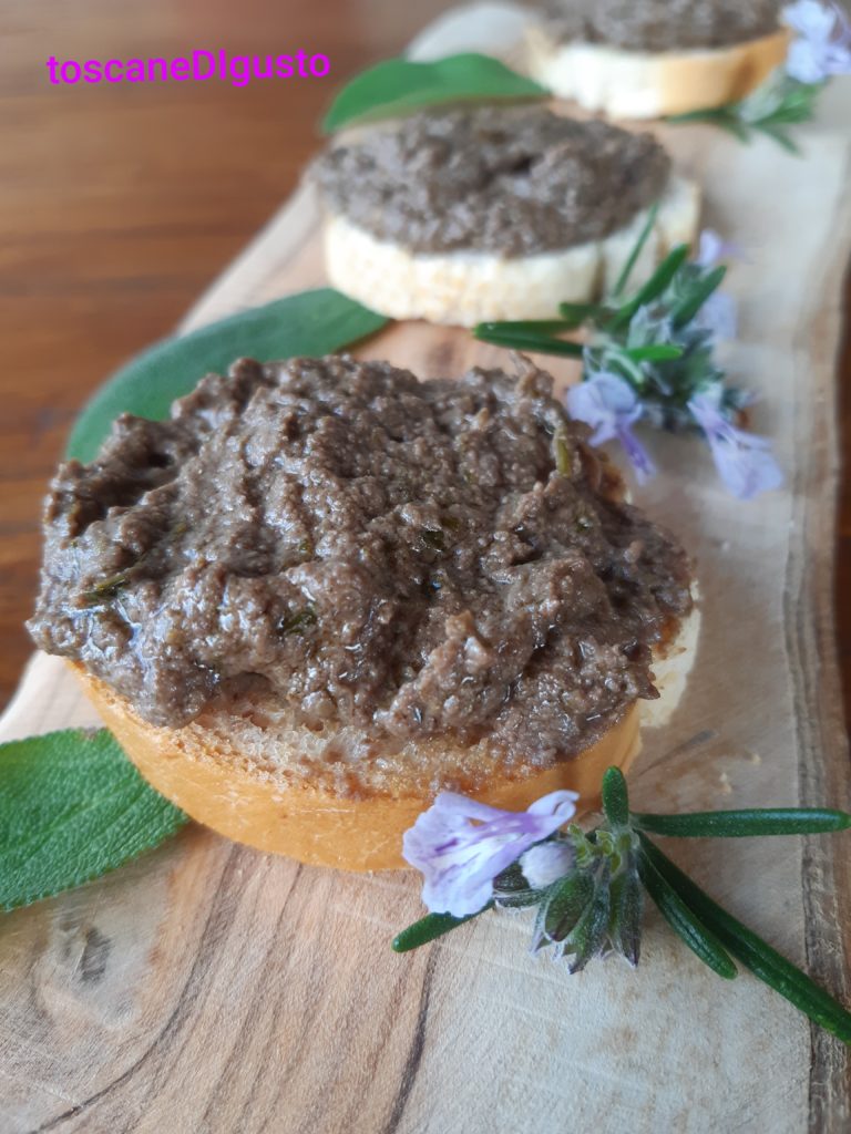 Crostini neri di fegatini di pollo - Toscane DI Gusto
